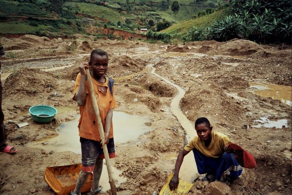 Children working in the Twangiza gold fields - Amnesty International ...